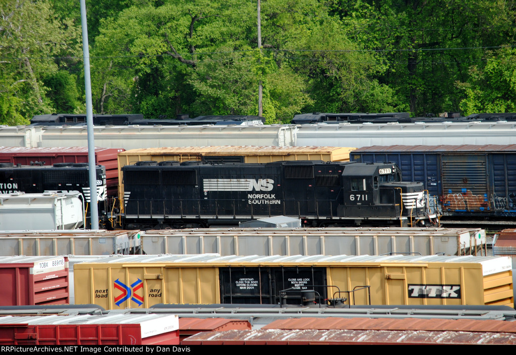 NS SD60 6711 in Allentown Yard